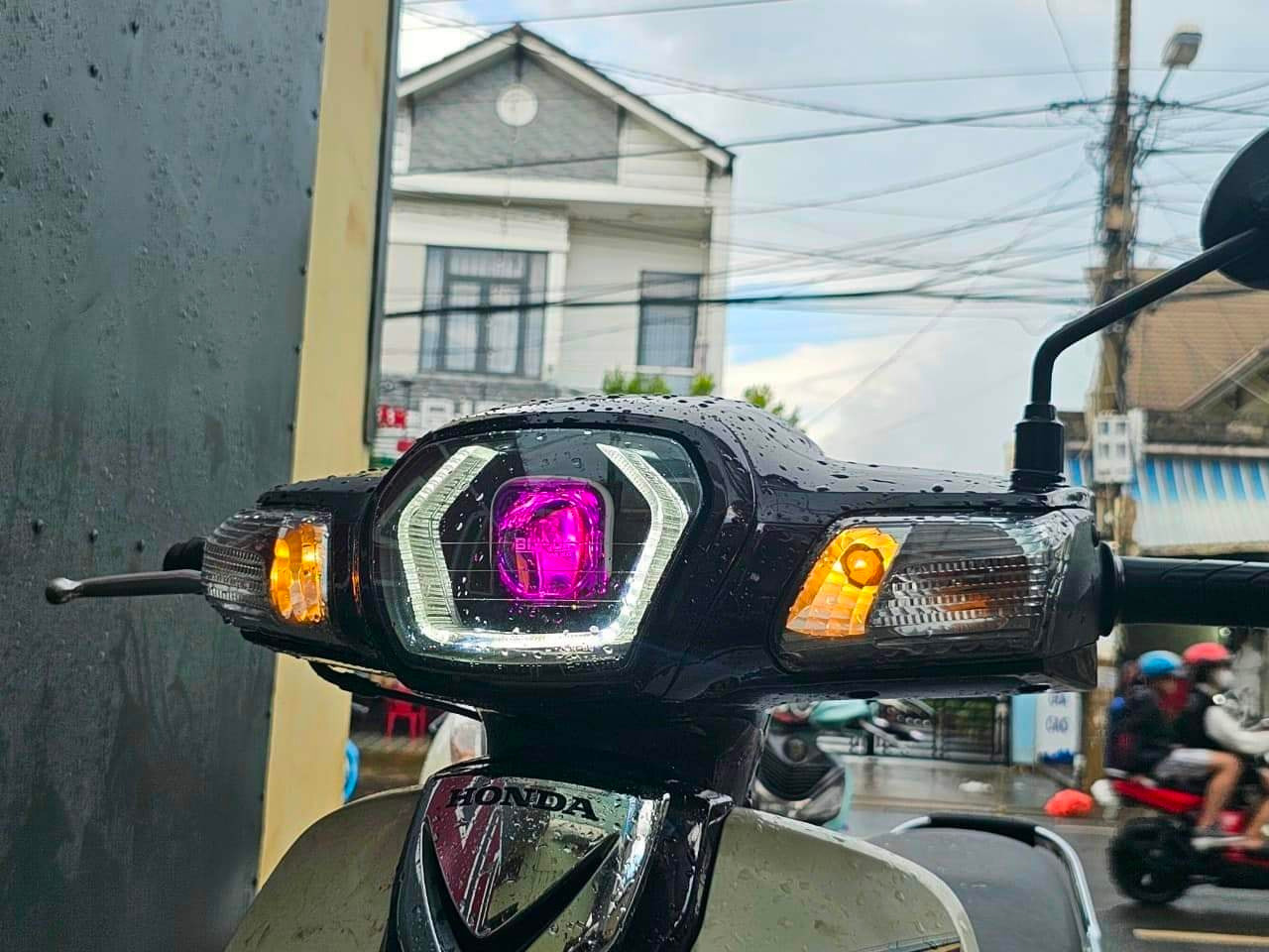 ĐỘ ĐÈN XE MÁY VÀ NHỮNG VẤN ĐỀ AN TOÀN CẦN LƯU Ý